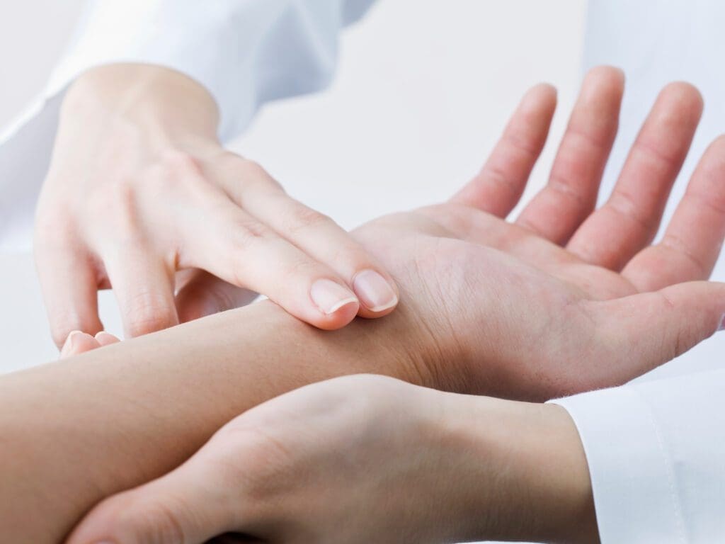 Monitoring vital signs in a casualty - First Aid Training Cooperative